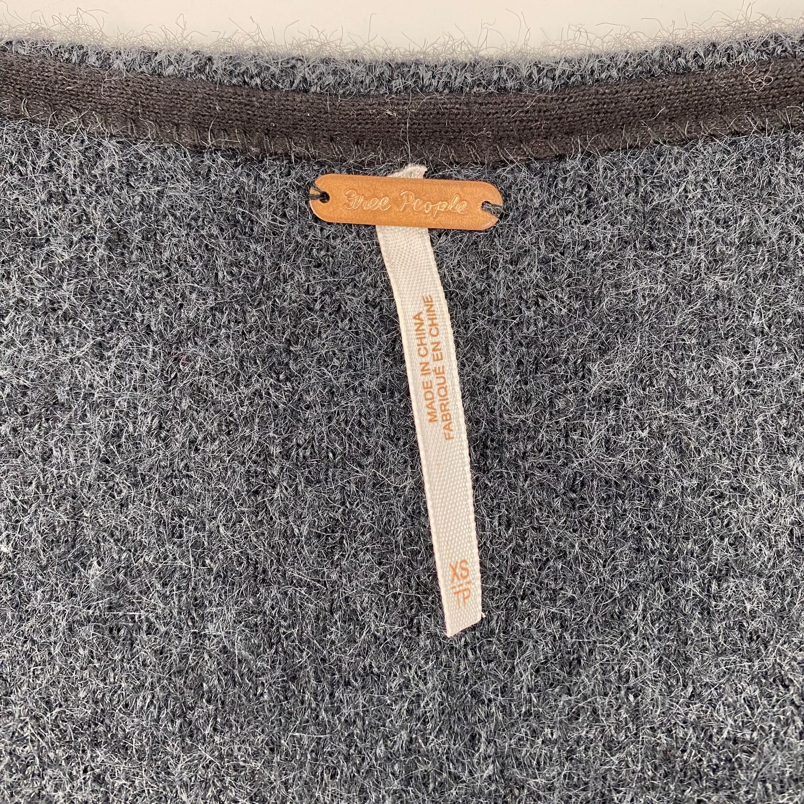 Free People Gray Nylon V-Neck Pullover Free People Gray Nylon V-Neck ...